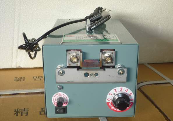 How to Safely Debeak Chickens & Other Poultry Birds - Livestocking